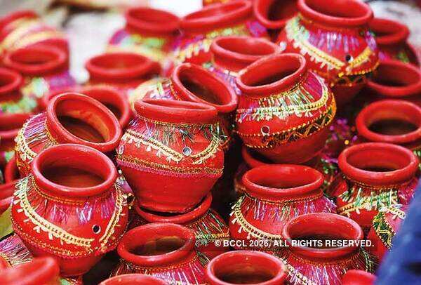 Diyas, kandeels & pots: Delhi’s markets abuzz with Diwali decor | Delhi ...