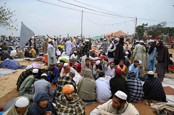 Imran Khan: Protesters led by influential cleric gather in Islamabad ...