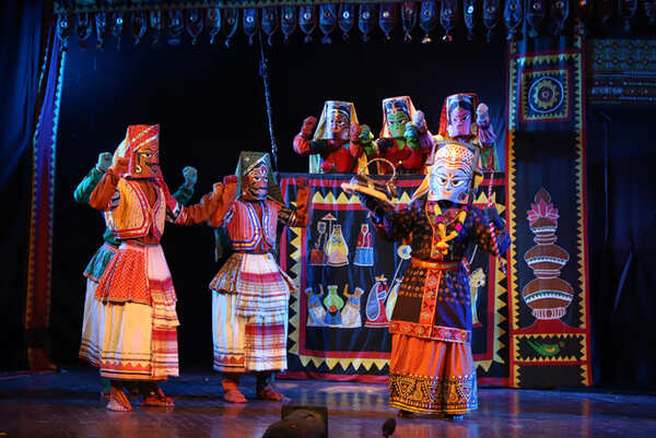 Artistes dressed as puppet present the story of Ram-Sita in Jaipur ...