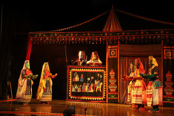 Artistes dressed as puppet present the story of Ram-Sita in Jaipur ...