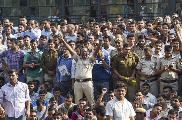 Delhi Police vs Lawyers: Delhi Police ends 11-hour-long protest | Delhi ...