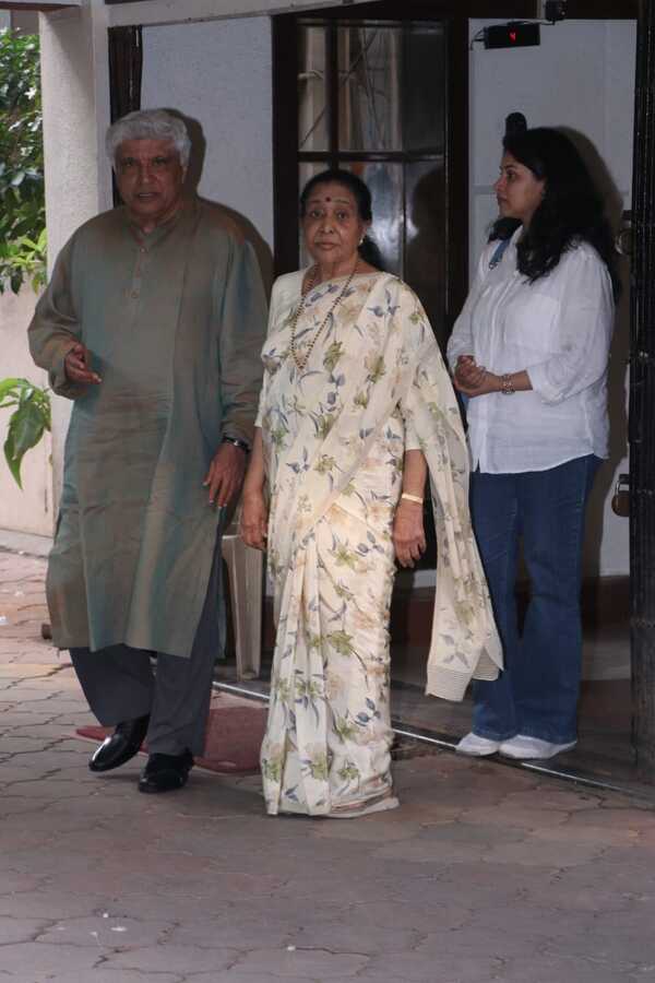 Asha Bhosle visits Shabana Azmi's residence to offer her condolences ...