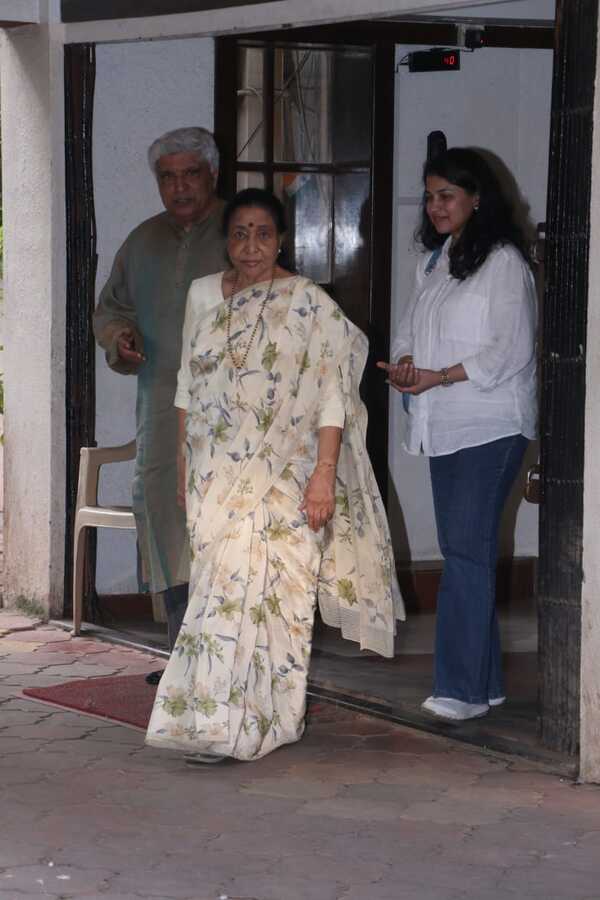 Asha Bhosle visits Shabana Azmi's residence to offer her condolences ...