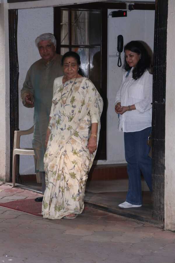 Asha Bhosle visits Shabana Azmi's residence to offer her condolences ...