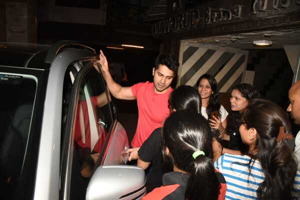 Varun Dhawan poses for pictures with his fans post his workout session ...