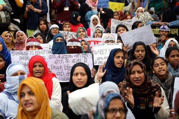 Jamia Protest: No holding back for these Jamia girls protesting against ...