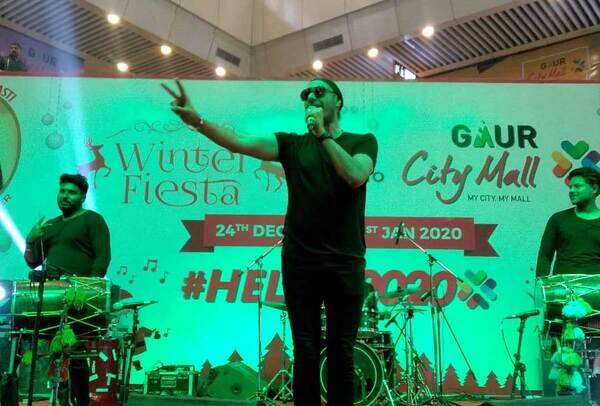 Singer Sukhbir enthralls audience at a Noida mall | Events Movie News ...