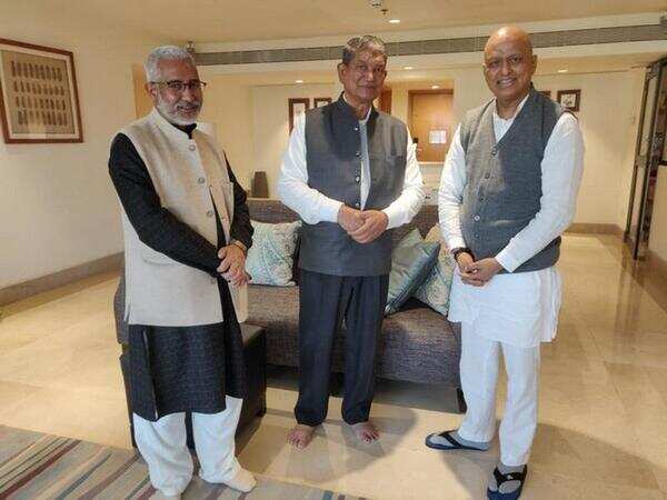 Ex-CM Harish Rawat visits MP Baluni in Mumbai | Dehradun News - Times ...