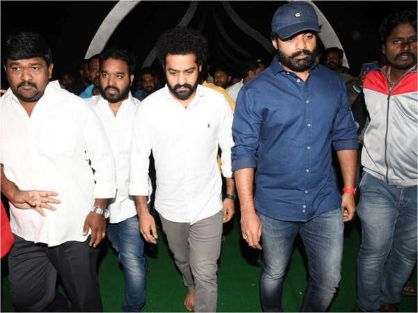 Jr NTR and others gather at NTR’s memorial to pay tribute to NT Rama ...