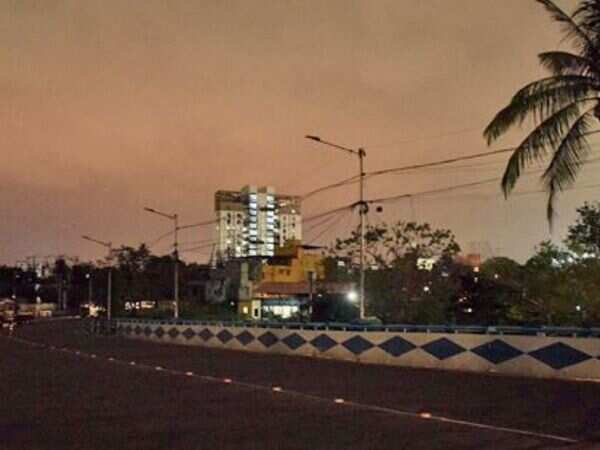 Kolkata: In power-starved pockets, cops guard CESC workers | Kolkata ...