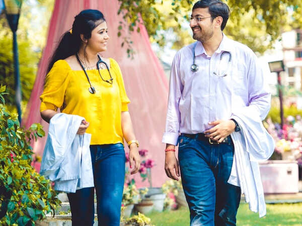 Photos: Newly wed doctor couple in Delhi sees each other through PPE ...
