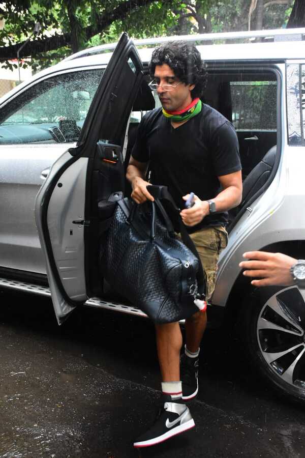 Photos: Farhan Akhtar spotted out in city, to begin prep for 'Saare ...