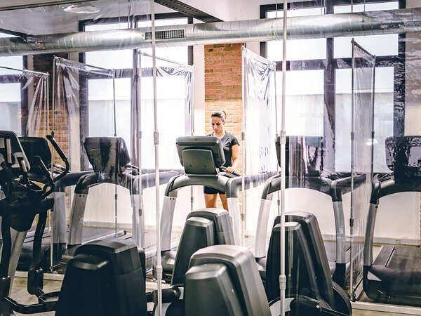 Distance between equipment, trainers in masks, no physical contact ...