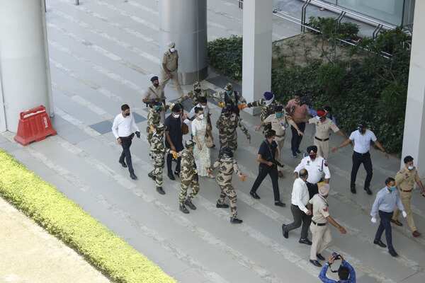 Kangana Ranuat takes off for Mumbai as Mumbai BMC demolishes her office ... Kangana Ranuat takes off for Mumbai as Mumbai BMC demolishes her office ...