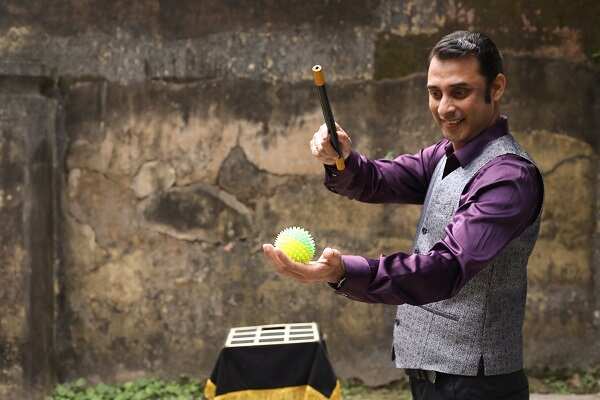 Pandemic inspires Kolkata's magicians, jugglers to reinvent their acts ...
