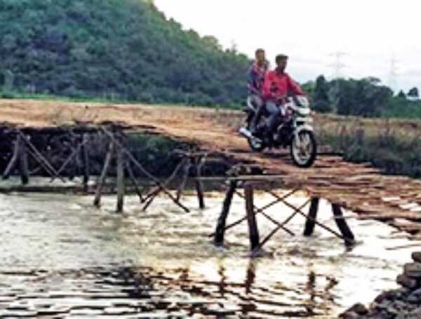 Bhubaneswar: Residents built temporary bridge over Nagabali ...