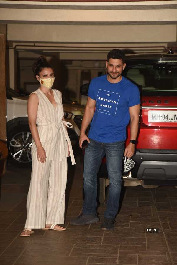 Photos: Kunal Kemmu removes his mask to smile for the paparazzi as he ...