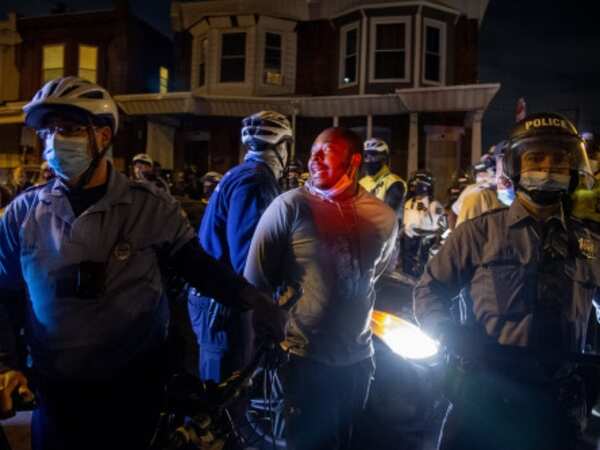 iPhone store looting video goes viral: Over 100 masked men attack ...