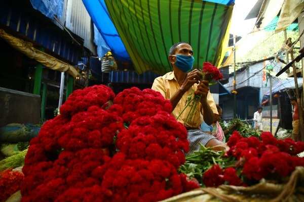 Flower sellers pin hopes on budding demand this season | Kolkata News ...