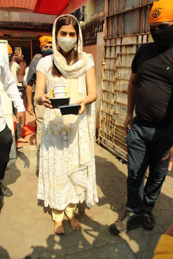 Pooja Hegde stuns in traditional as she visits a gurudwara on the ...