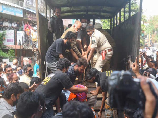 Gaur enters Pune's Kothrud, dies after run & capture amid crowding ...