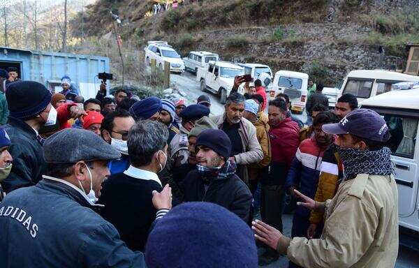 Kin of stranded workers stop NTPC CMD from getting out of car to review ...