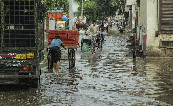 Flood control plan hit, key roads in Gurgaon inundated after rain ...
