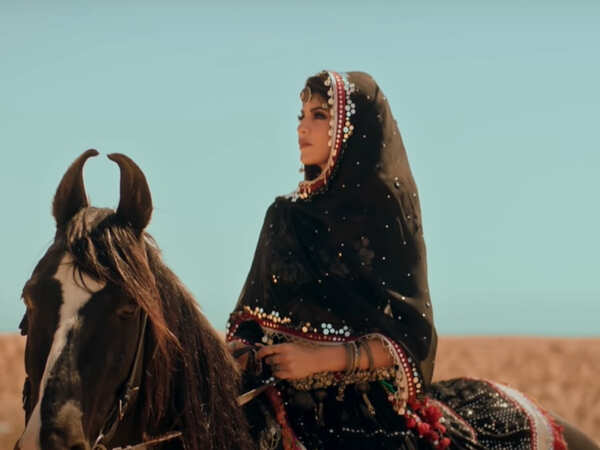 Jacqueline Fernandez slays as bohemian gypsy in new music video ...