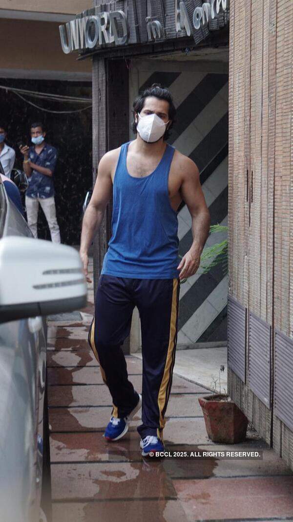 ETimes Paparazzi Diaries: Fans pay a tribute to Sushant Singh Rajput ...