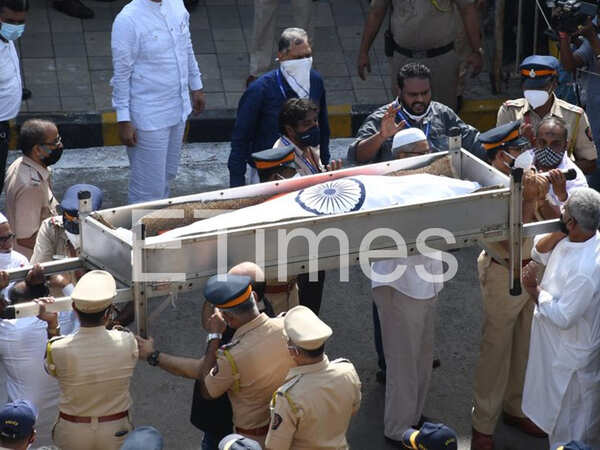 Dilip Kumar laid to rest with full state honours at Juhu Qabrastan ...