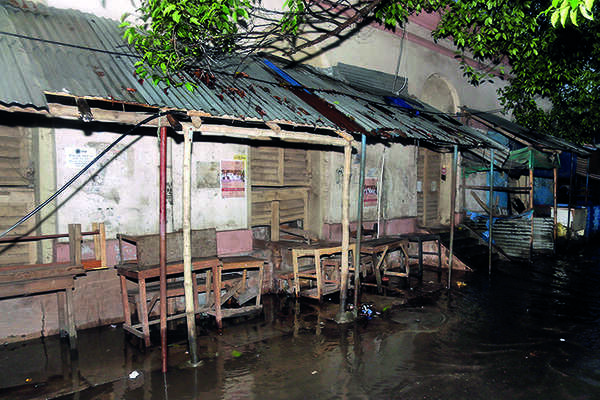 Kolkata: Magistrate uses wooden chair to save two lawyers from ...