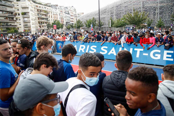Lionel Messi Transfer: Messi gets hero's welcome in France after ...