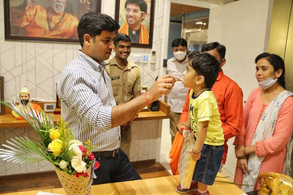 Kalyan: MP Shrikant Shinde lends helping hand to 18-month-old from ...