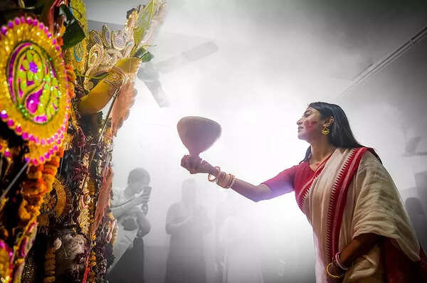 Paoli Dam wraps up her Durga Puja celebration with dhunuchi naach ...