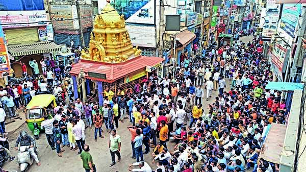 SP Road traders shut shops to protest violence by touts | Bengaluru ...