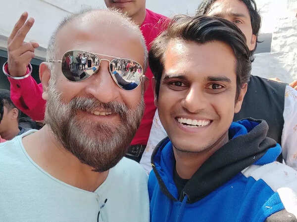 'Akkad Bakkad Rafu Chakkar' Trailer: Vicky Arora and Anuj Rampal ...