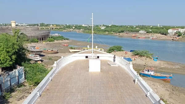 Mandvi: Gujarat's Mandvi builds longest wooden boat at Rs 10 crore ...