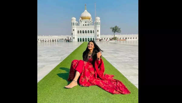 Sikh: Photos of bareheaded woman modelling at Kartarpur Sahib draws ire ...
