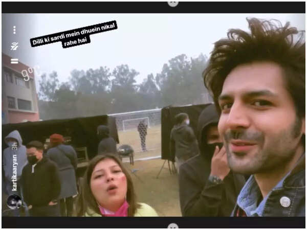 Kartik Aaryan enjoys 'Dilli ki sardi' on 'Shehzada' film set | Hindi ...