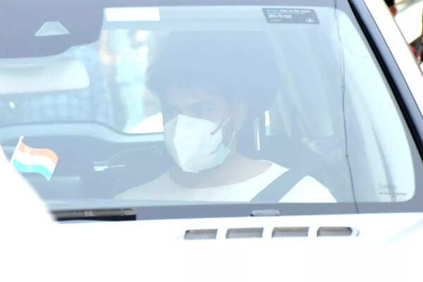 Varun Dhawan attends driver Manoj Sahu's funeral who passed away after ...