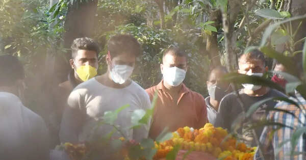Varun Dhawan attends driver Manoj Sahu's funeral who passed away after ...