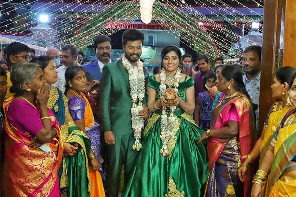 ‘Kayal’ Abinavya ties the knot with ‘Endrendrum Punnagai’ Deepak ...