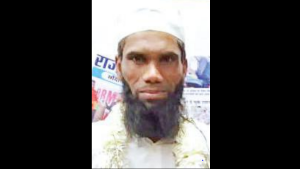 Bhopal braveheart dives under moving train to save girl, heroism caught on camera | Bhopal News ...