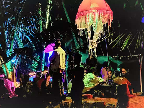 Amid night parties and mini Carnivals, Russians, Ukrainians in Goa want ...