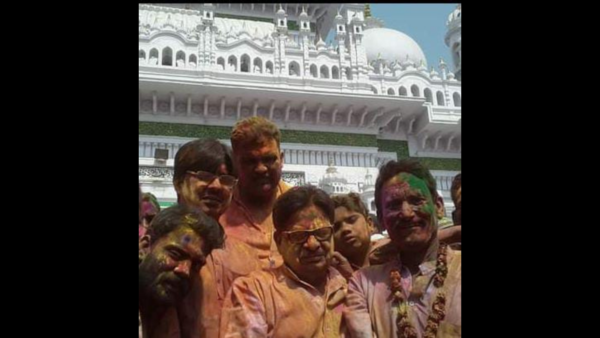 Holi: Hindus, Muslims Toplay Holi With Gulal,roses At Dewa Sharif ...