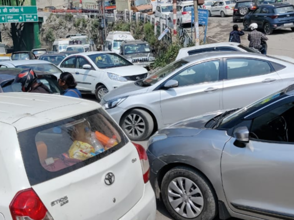 Mussoorie: Weekend Tourist Rush Causes Long Traffic Jams In Mussoorie ...