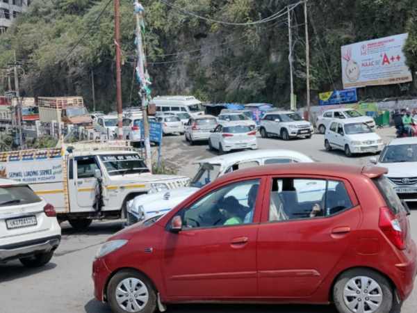 Mussoorie: Weekend Tourist Rush Causes Long Traffic Jams In Mussoorie ...