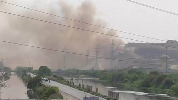 Ghazipur Landfill Fire: Massive fire breaks out at Ghazipur dumping ...