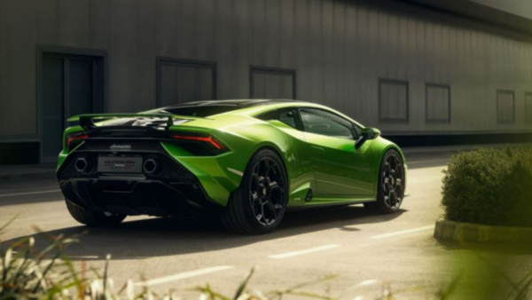 Lamborghini Huracan Tecnica debuts with 640 hp V10 engine - Times of India