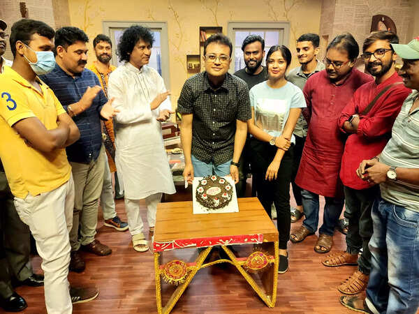 Deb Chowdhury treats street kids to biryani on his birthday | Bengali ...